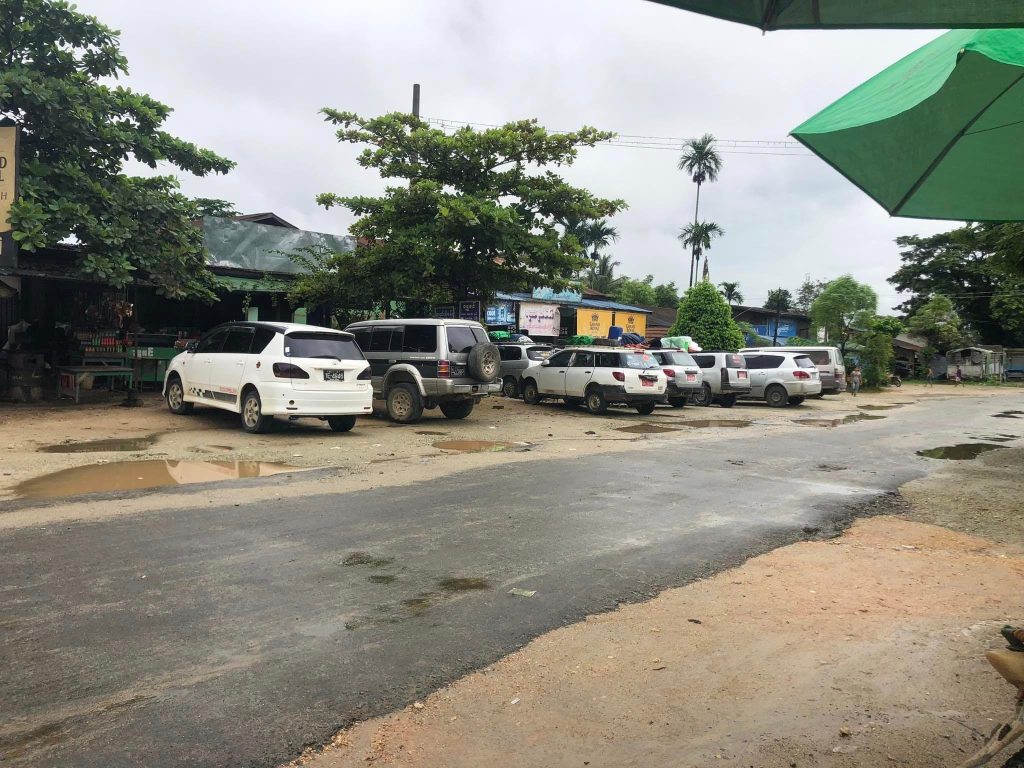 နှစ်ဘက်ညှပ် လမ်းပိတ်ခံထားရသည့် စစ်ကောင်စီတပ်က ဒေသခံများကို ဓားစာခံဖမ