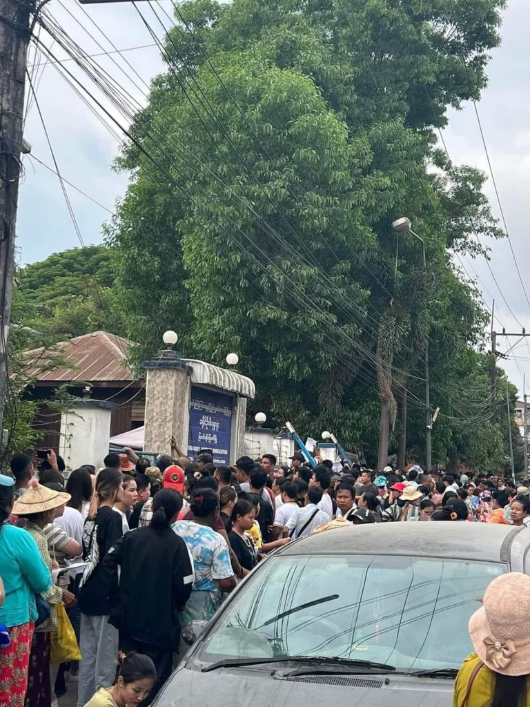 မြဝတီမြို့လဝကရုံးတွင် စမတ်ကတ်ပြုလုပ်ရန် စောင့်ဆိုင်းနေသူများပြည့်နှက်နေ