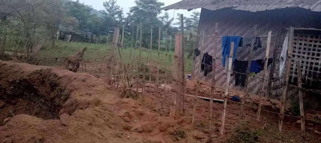 စစ်ကောင်စီတပ်၏ ဗုံးကြဲတိုက်ခိုက်မှုကြောင့် လိုင်ဇာမြို့အနီးက ဒေသခံ နှစ